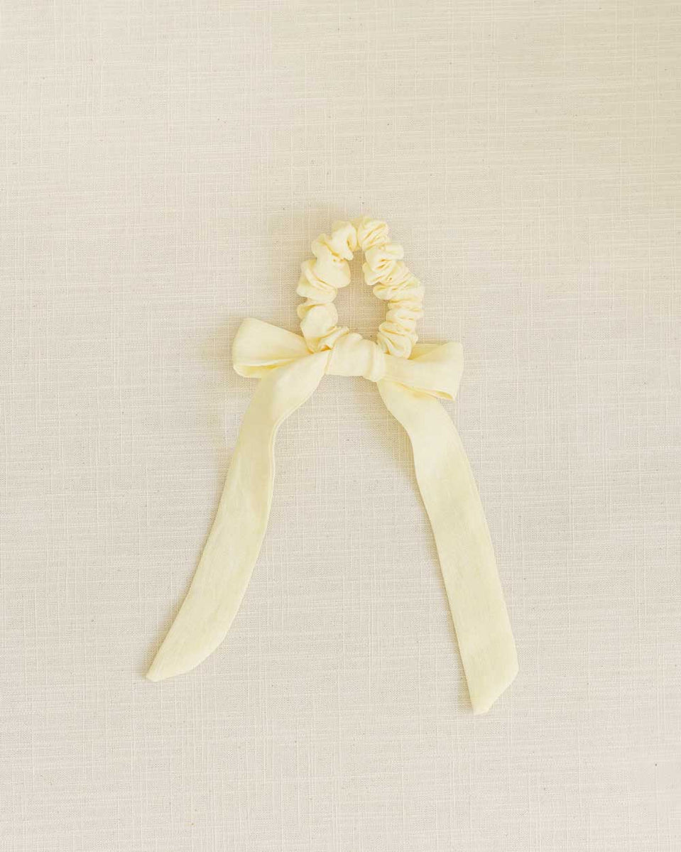 THE LIGHT YELLOW SCRUNCHIE WITH BOW – Clementine & Mint